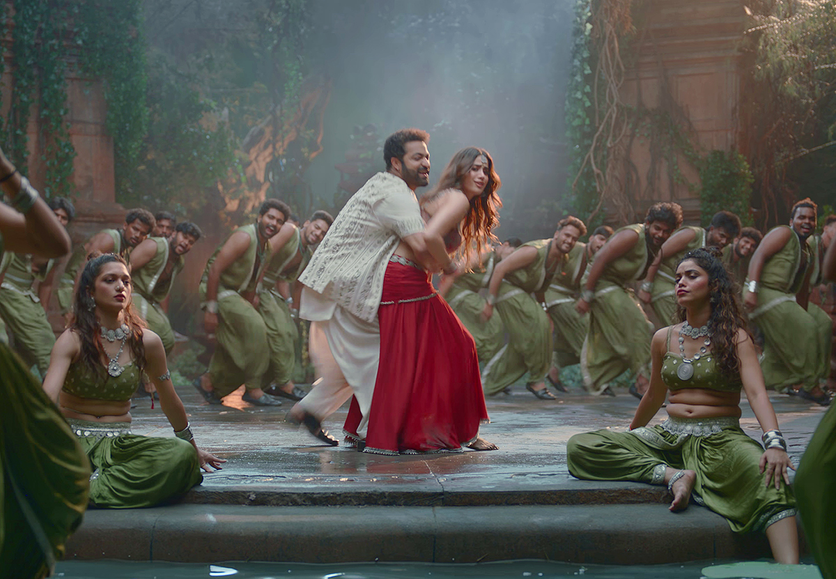 ఎన్టీఆర్ 'దేవర' మూవీ సాంగ్‌ అదిరిపోయే HD స్టిల్స్ | Jr NTR And Janhvi Kapoor Devara Song HD ...